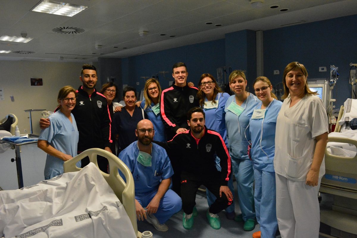 El C.D. Eldense gira visita al Hospital General Universitario Virgen de ...